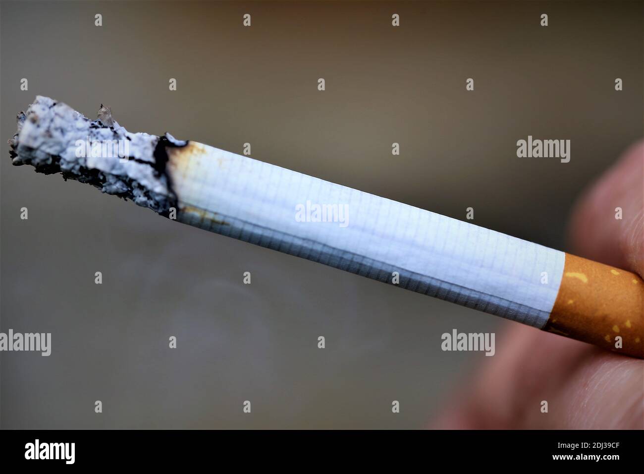 cigarette in hand Stock Photo - Alamy