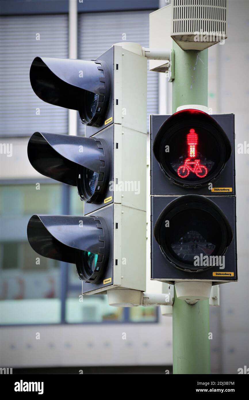 red traffic light Stock Photo - Alamy