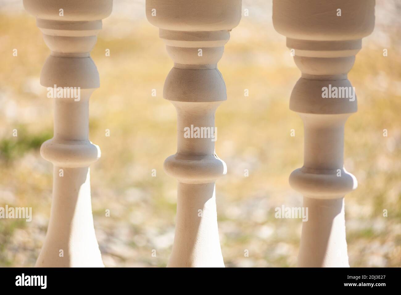 White metal columns hi-res stock photography and images - Alamy