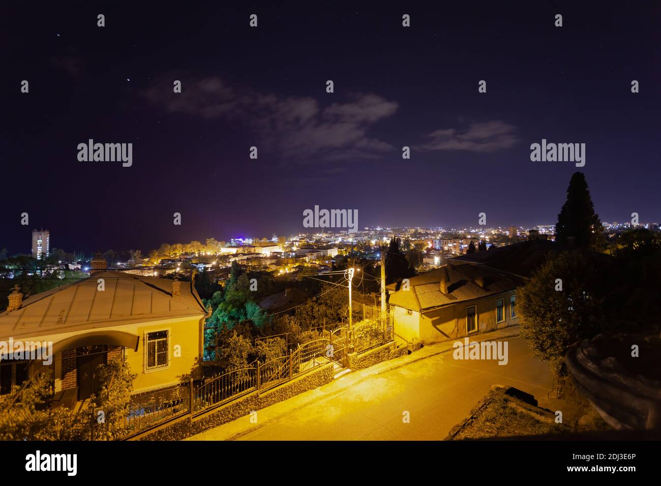 Night sky above city hi-res stock photography and images - Alamy