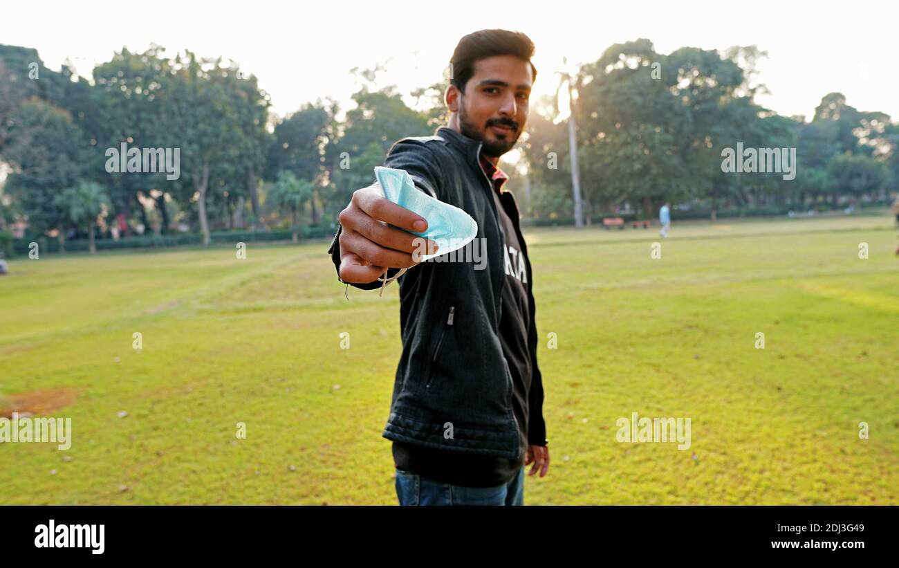 Person giving face mask hi-res stock photography and images - Alamy