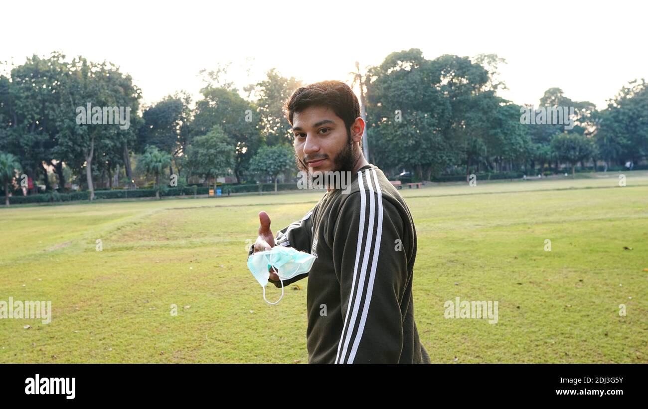 Man wearing medical mask cartoon hi-res stock photography and images ...