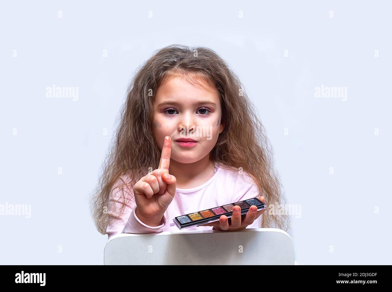 Small girl with makeup hi-res stock photography and images - Alamy