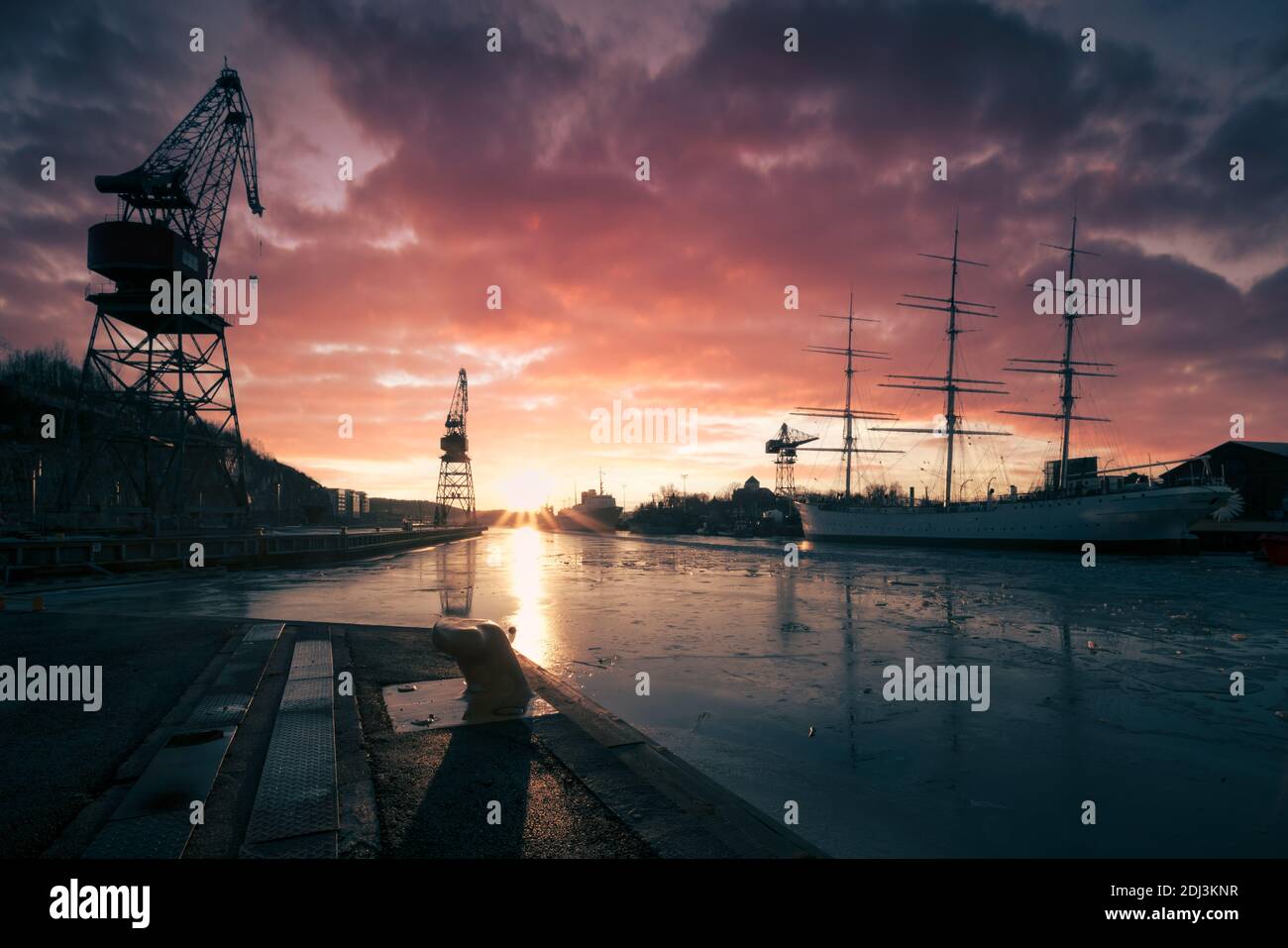 Old ship sailing sunset hi-res stock photography and images - Alamy