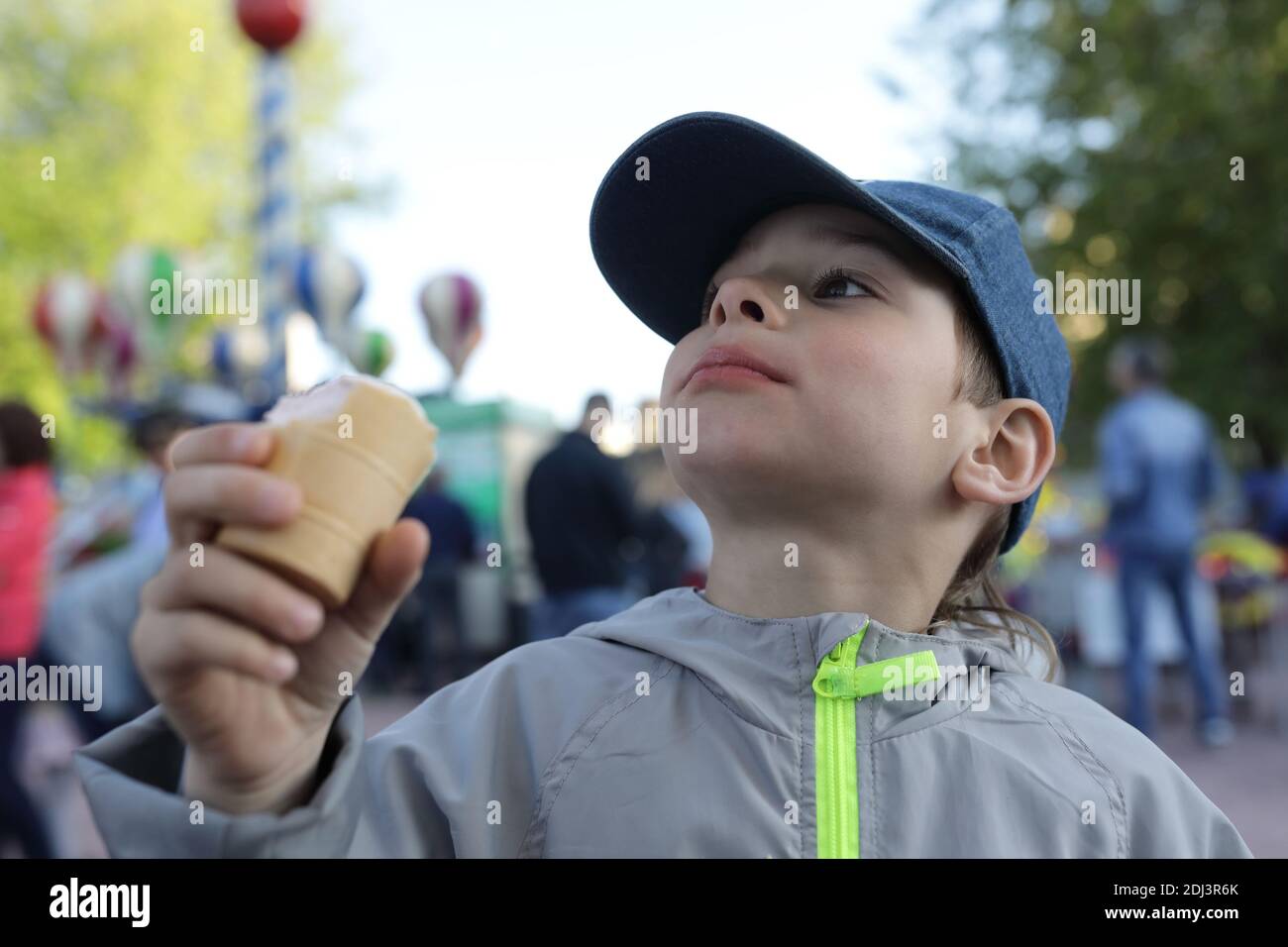 Kid eating ice cream in the park Stock Photo - Alamy