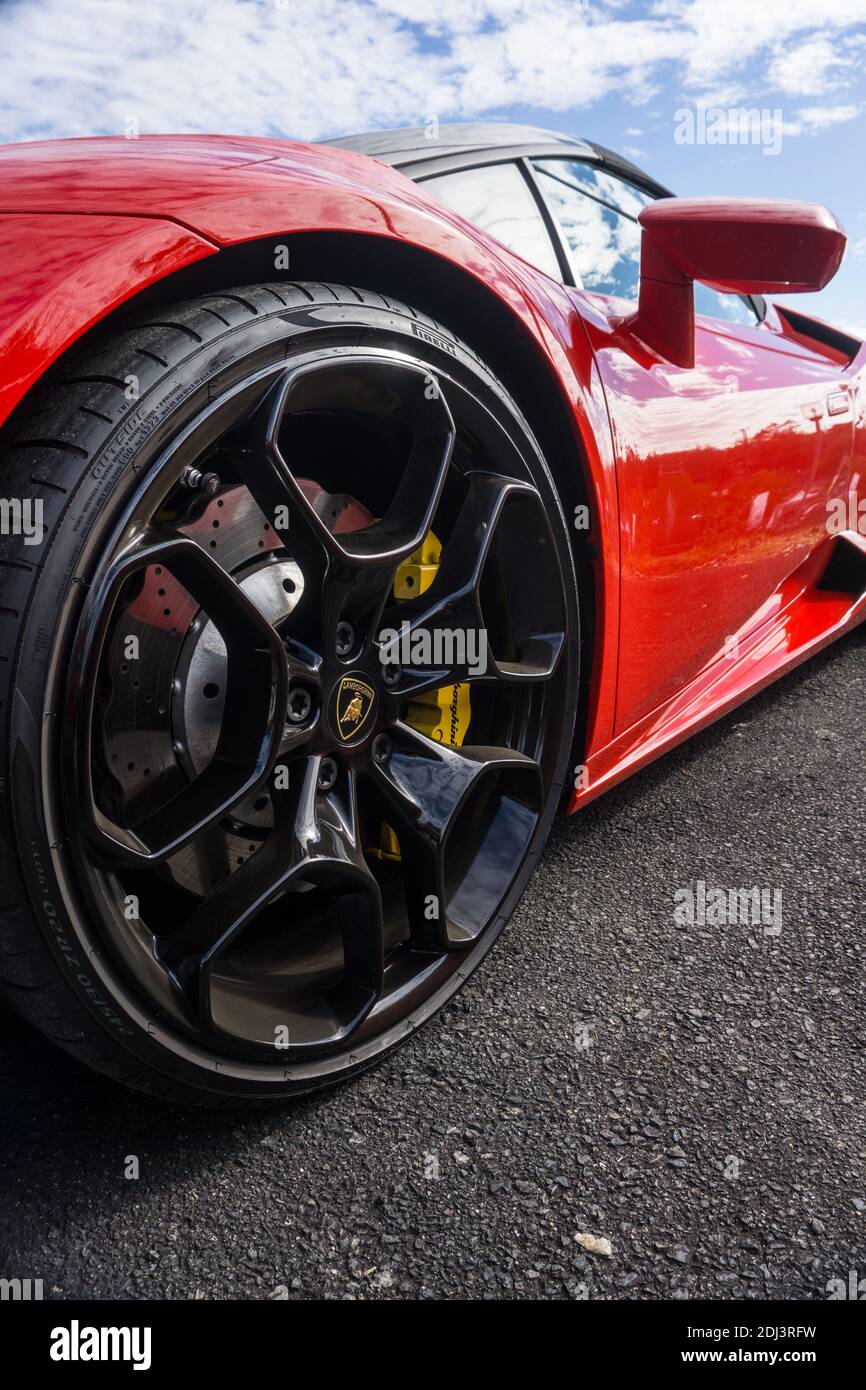 Close up detail of the gloss black Giano 20 inch rims on a Rosso Mars ...