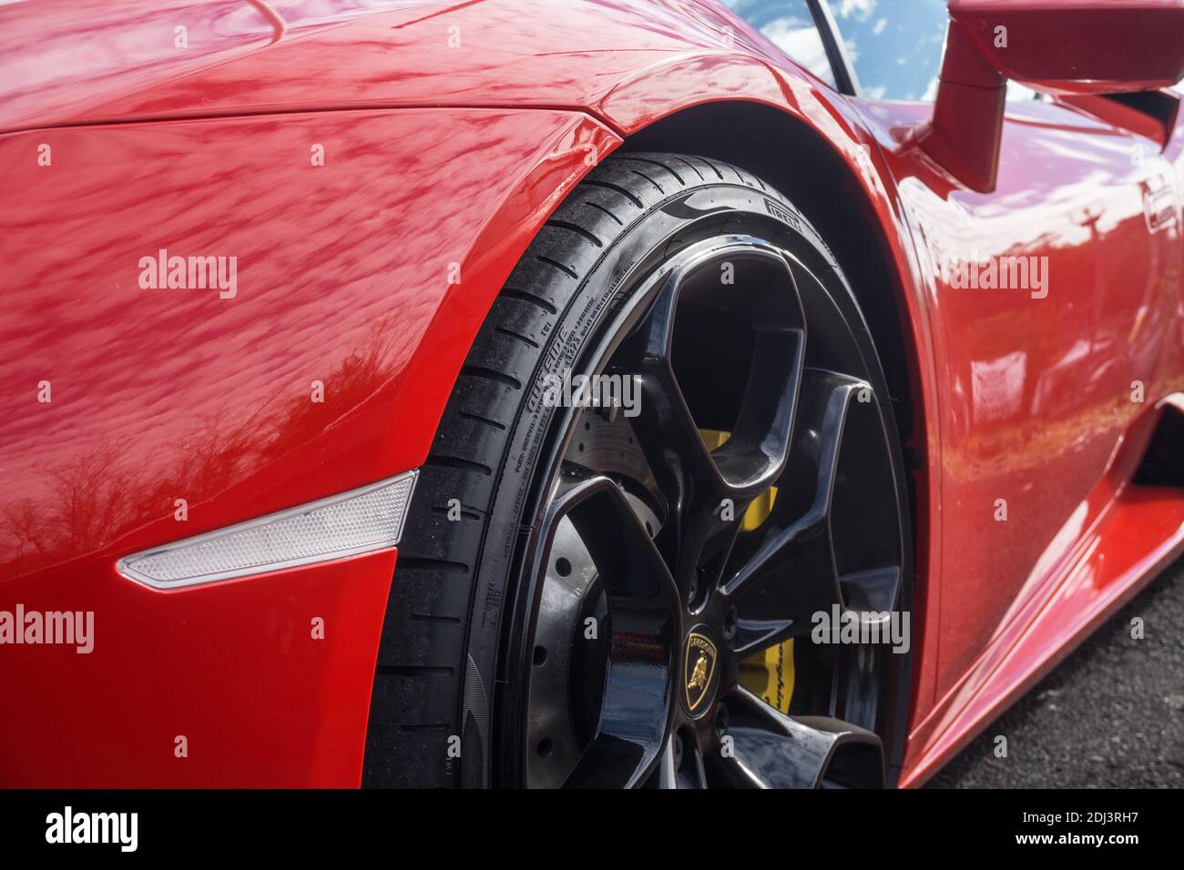 Close up detail of the gloss black Giano 20 inch rims on a Rosso Mars ...
