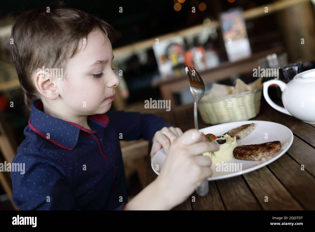 Child eating mashed potatoes hi-res stock photography and images - Alamy