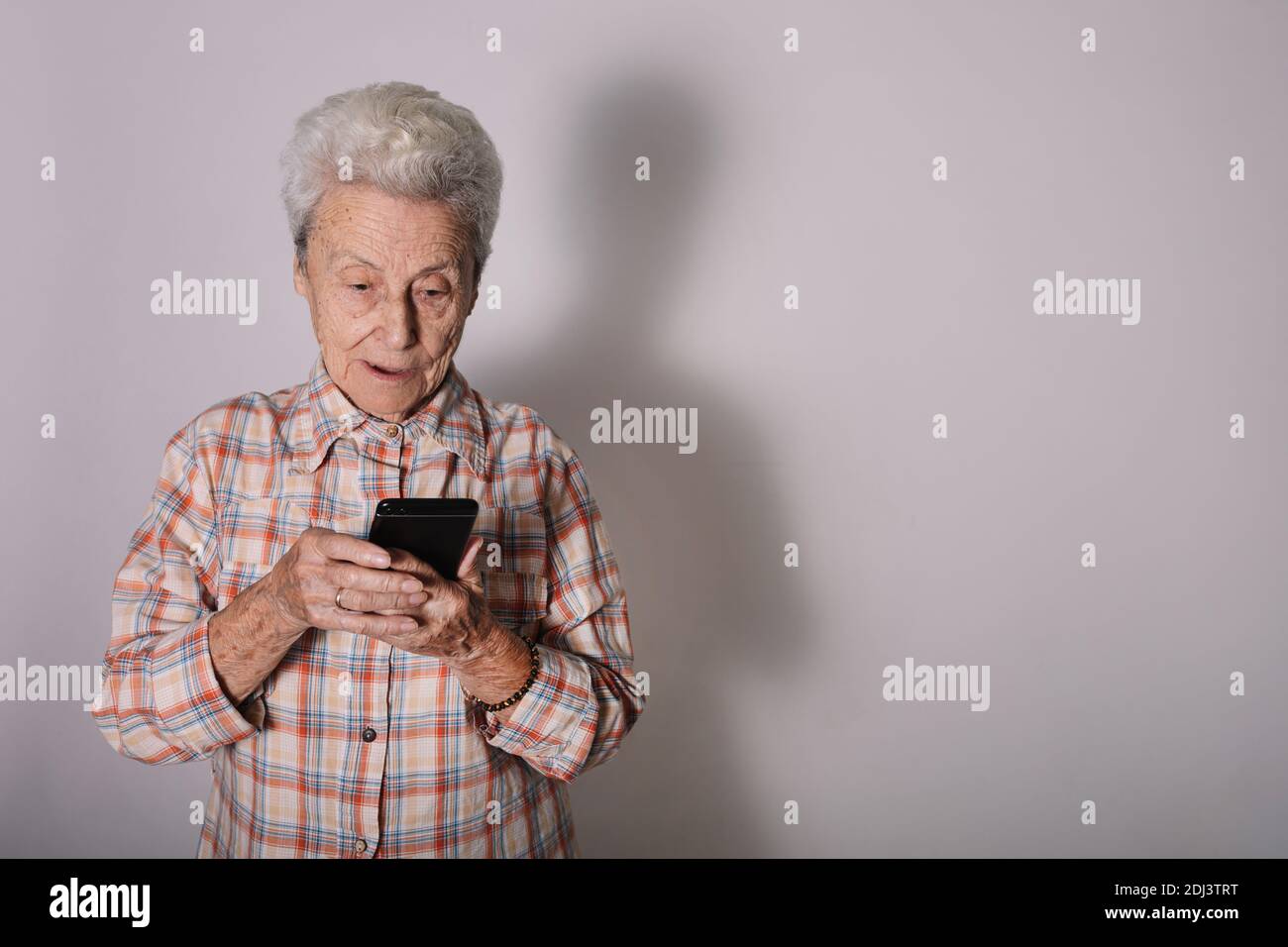 Elderly person using mobile phone hi-res stock photography and images ...