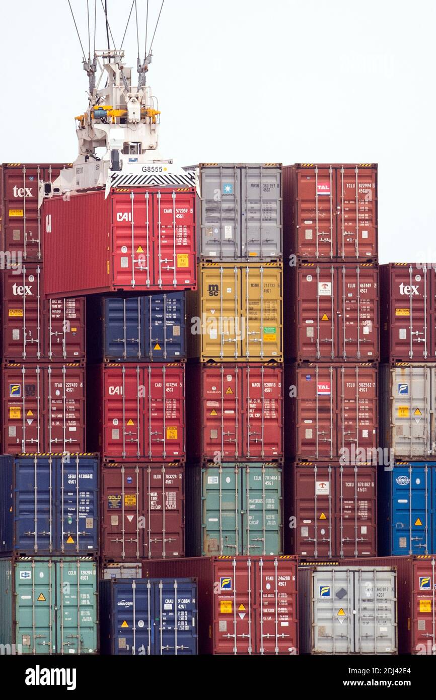 Delays at ports hi-res stock photography and images - Alamy