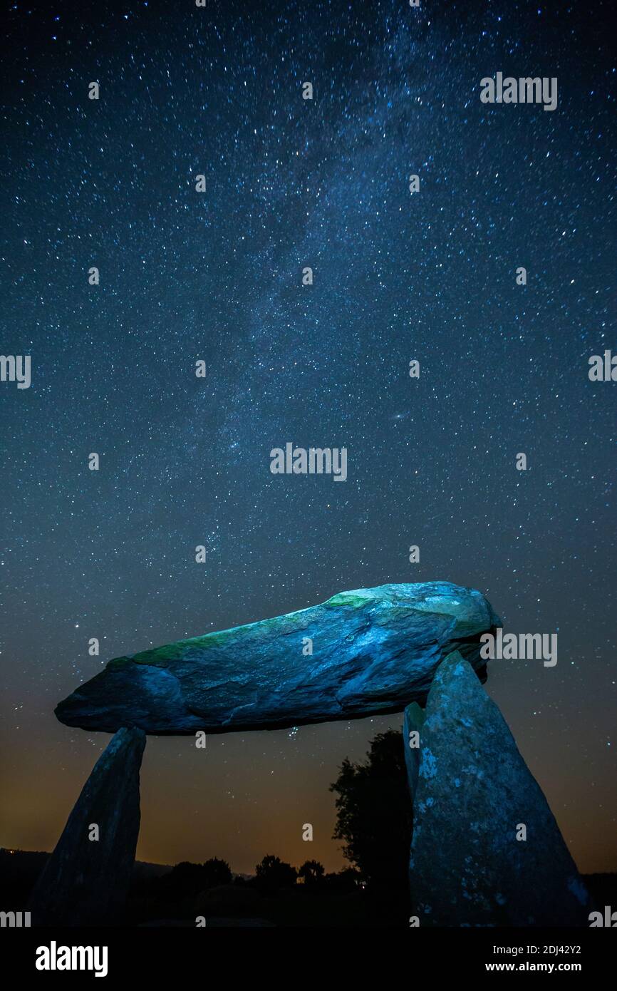 Milky way over standing hi-res stock photography and images - Alamy