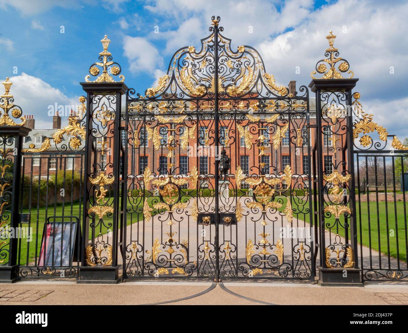 Royal park gates hi-res stock photography and images - Alamy