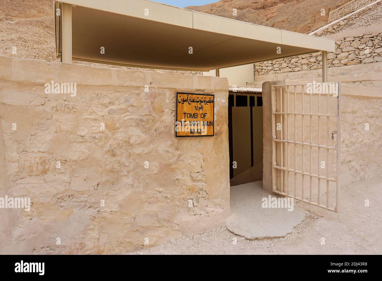 Ancient egyptian tomb entrance hi-res stock photography and images - Alamy