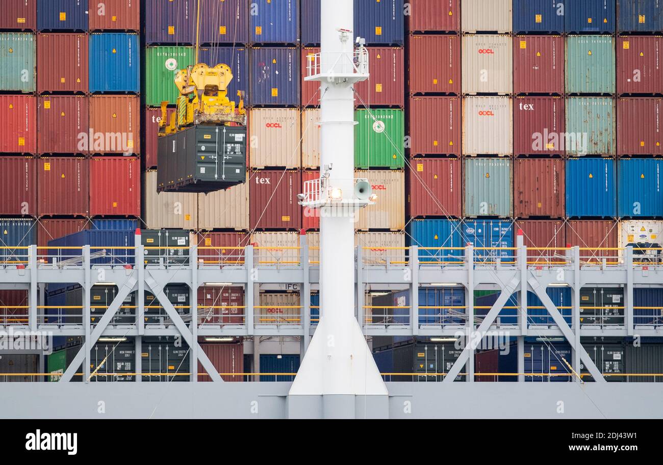 Delays at ports hi-res stock photography and images - Alamy