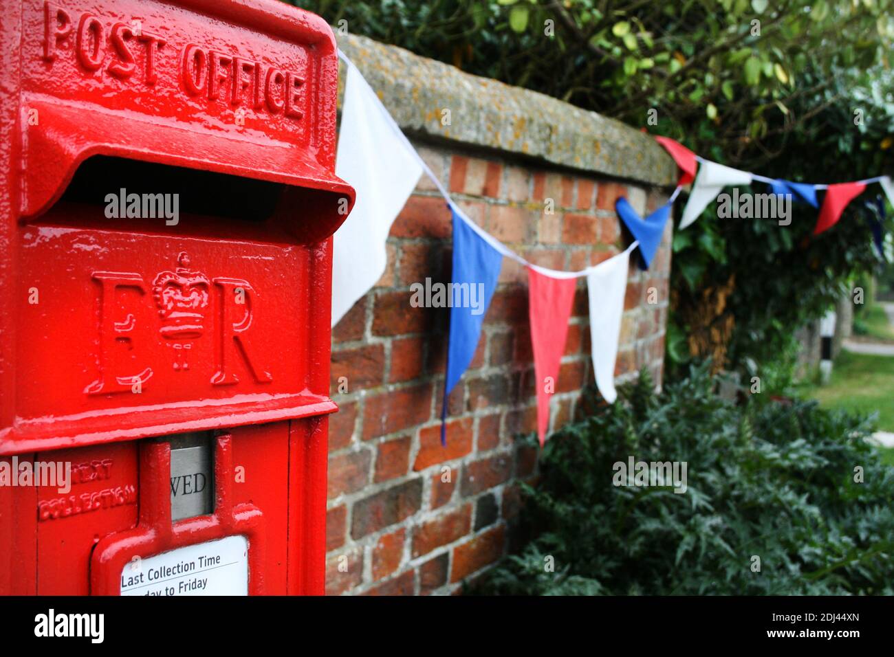 Diamond Jubilee Celebrations, Post Box and Bunting Stock Photo - Alamy