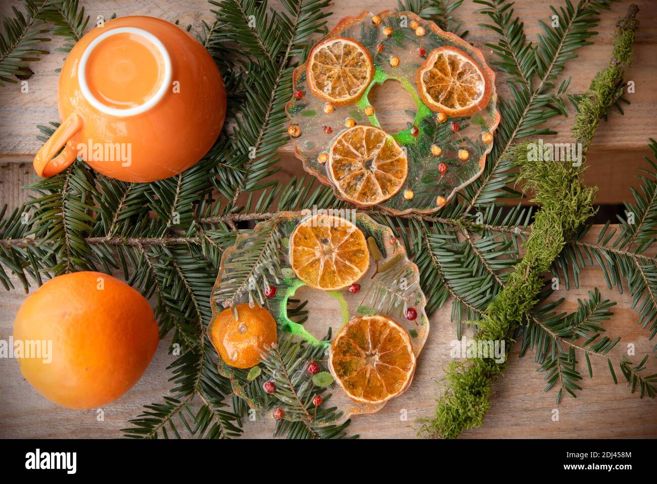 Handmade tea support from epoxy resin. Tea support with clementines ...