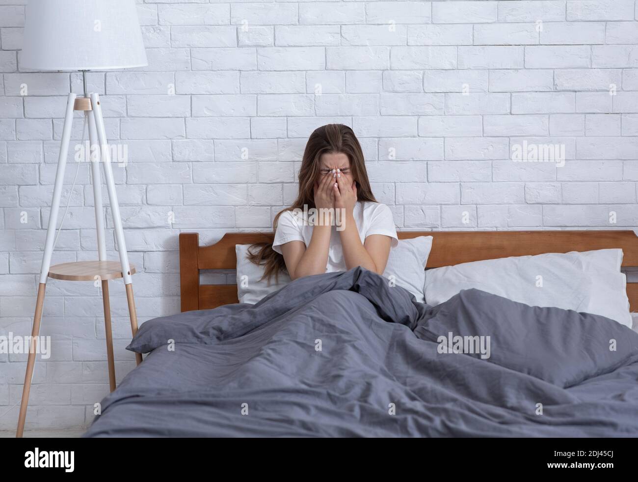 Woman crying bed alone hi-res stock photography and images - Alamy