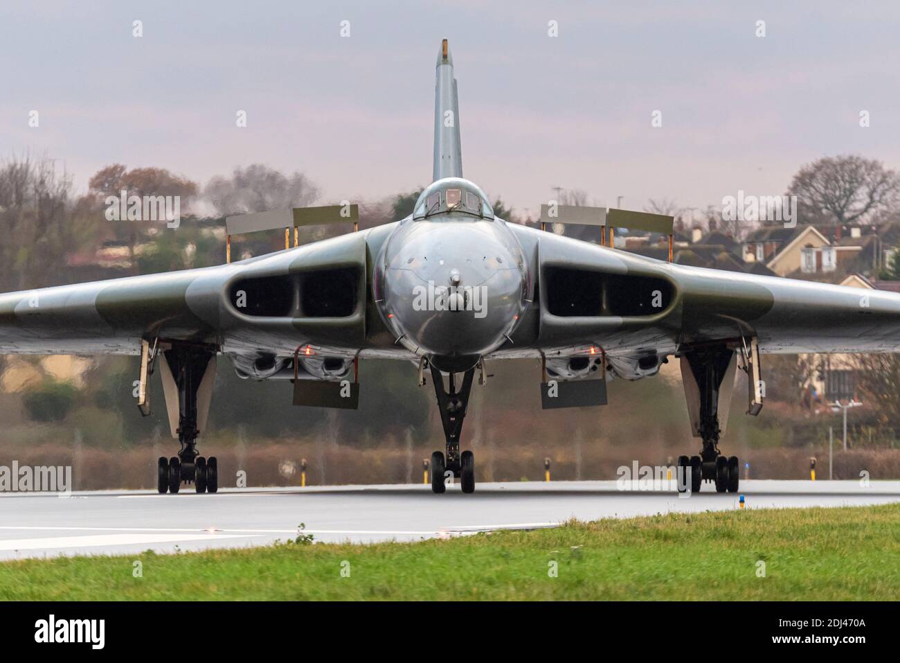 Avro Vulcan B2 nuclear jet bomber serial XL426 high speed taxi run at ...