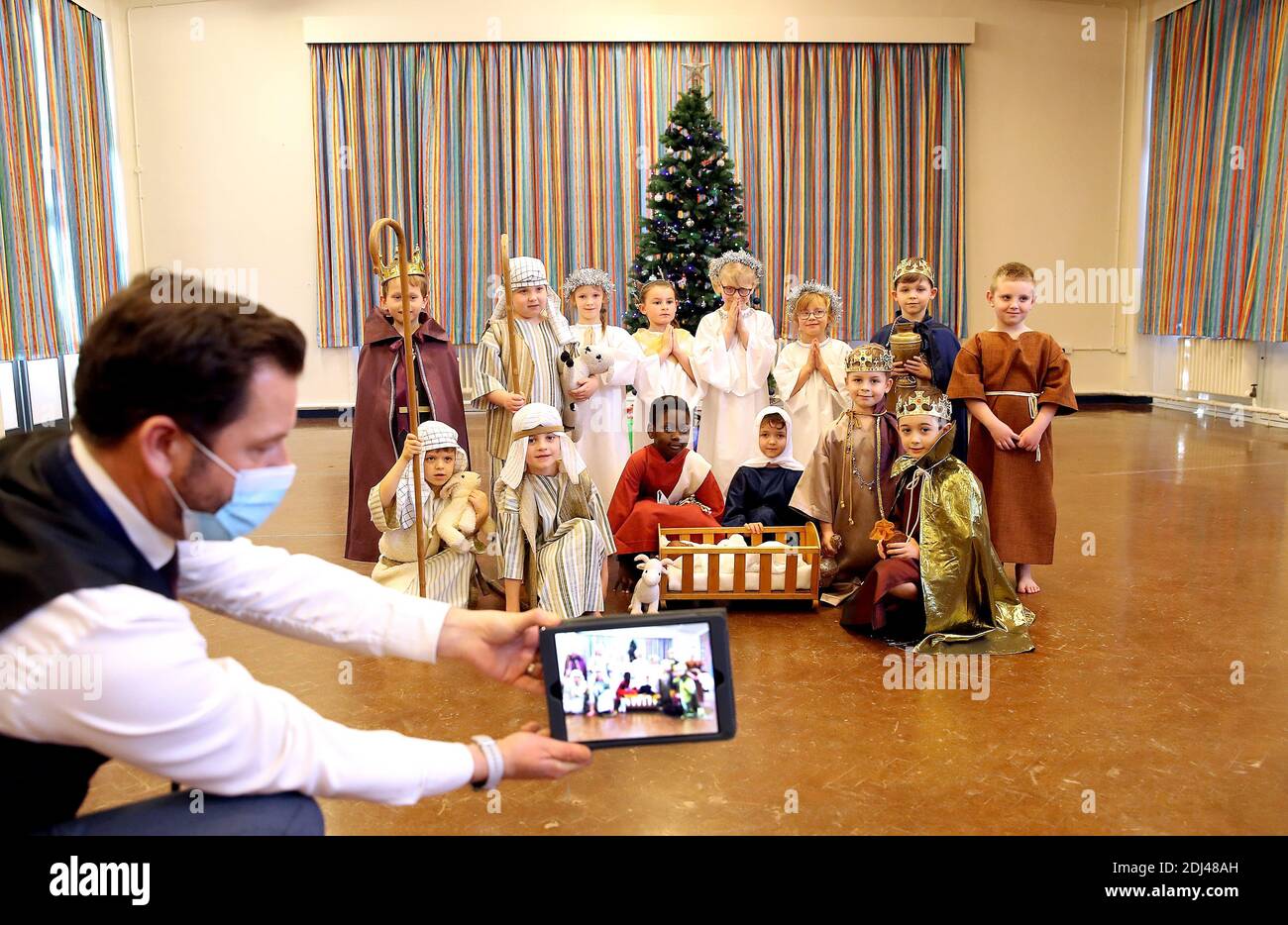 Year 2 Pupils at Manor Park School and Nursery in Knutsford, perform ...