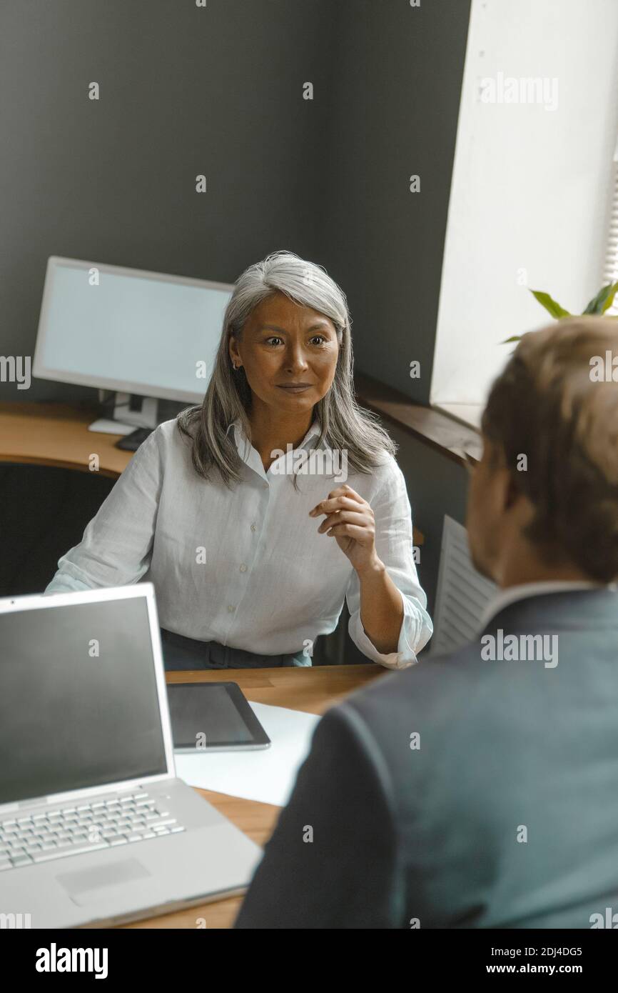 Office meeting two people diversity hi-res stock photography and images ...