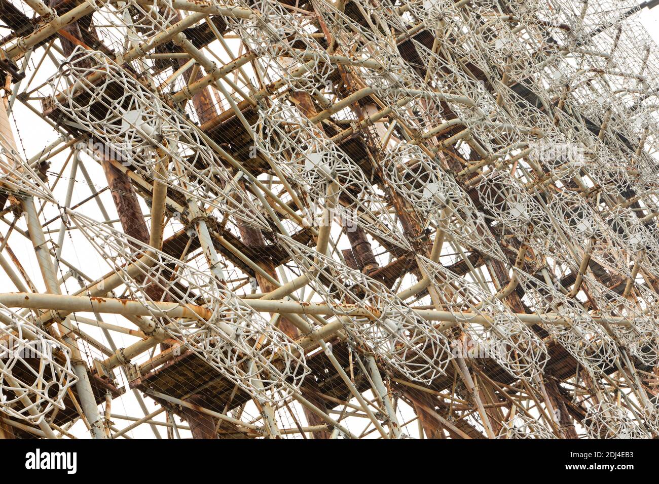 Geometrical pattern and texture of the Duga system, a Soviet over the ...