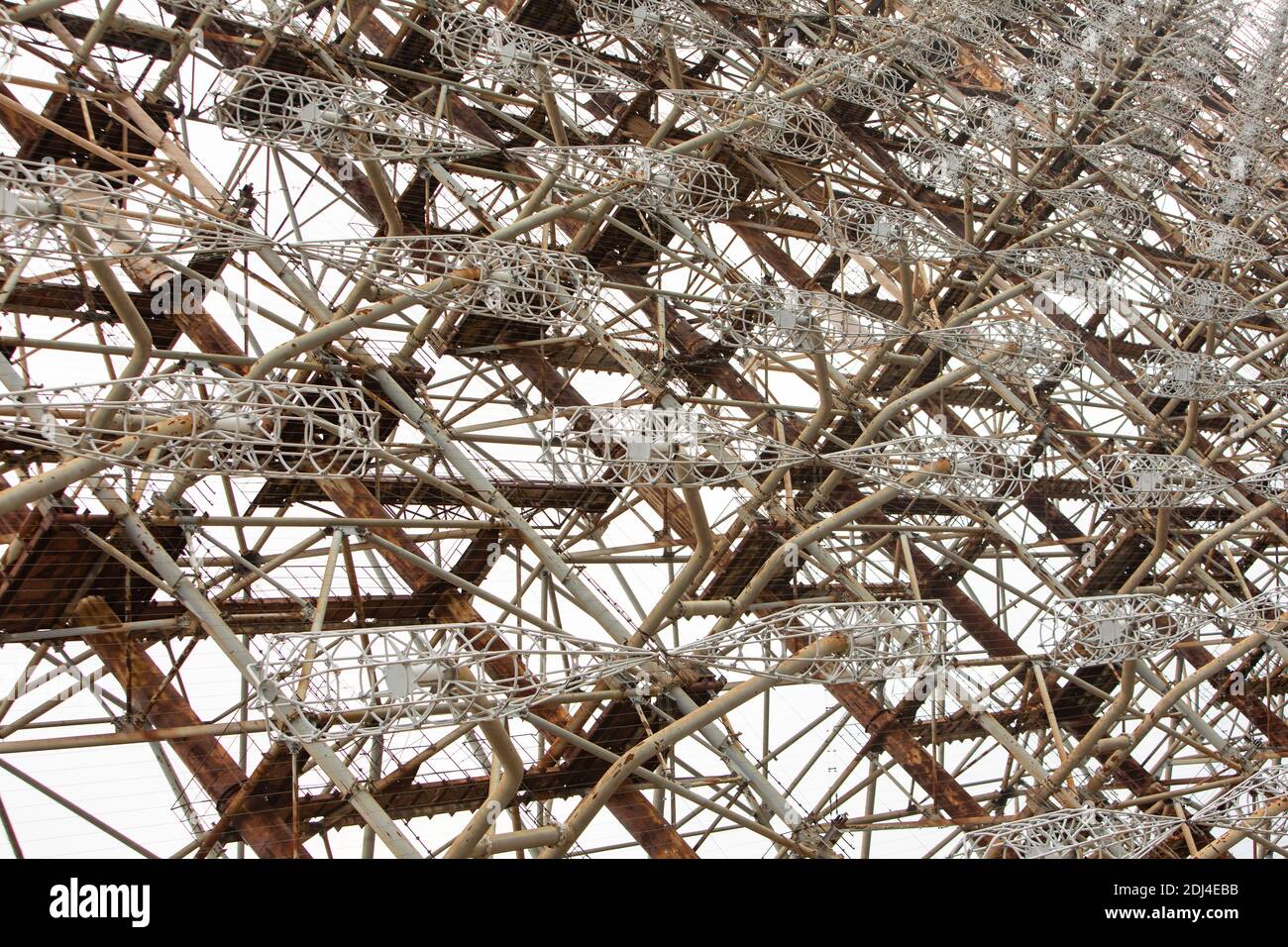 Geometrical pattern and texture of the Duga system, a Soviet over the ...