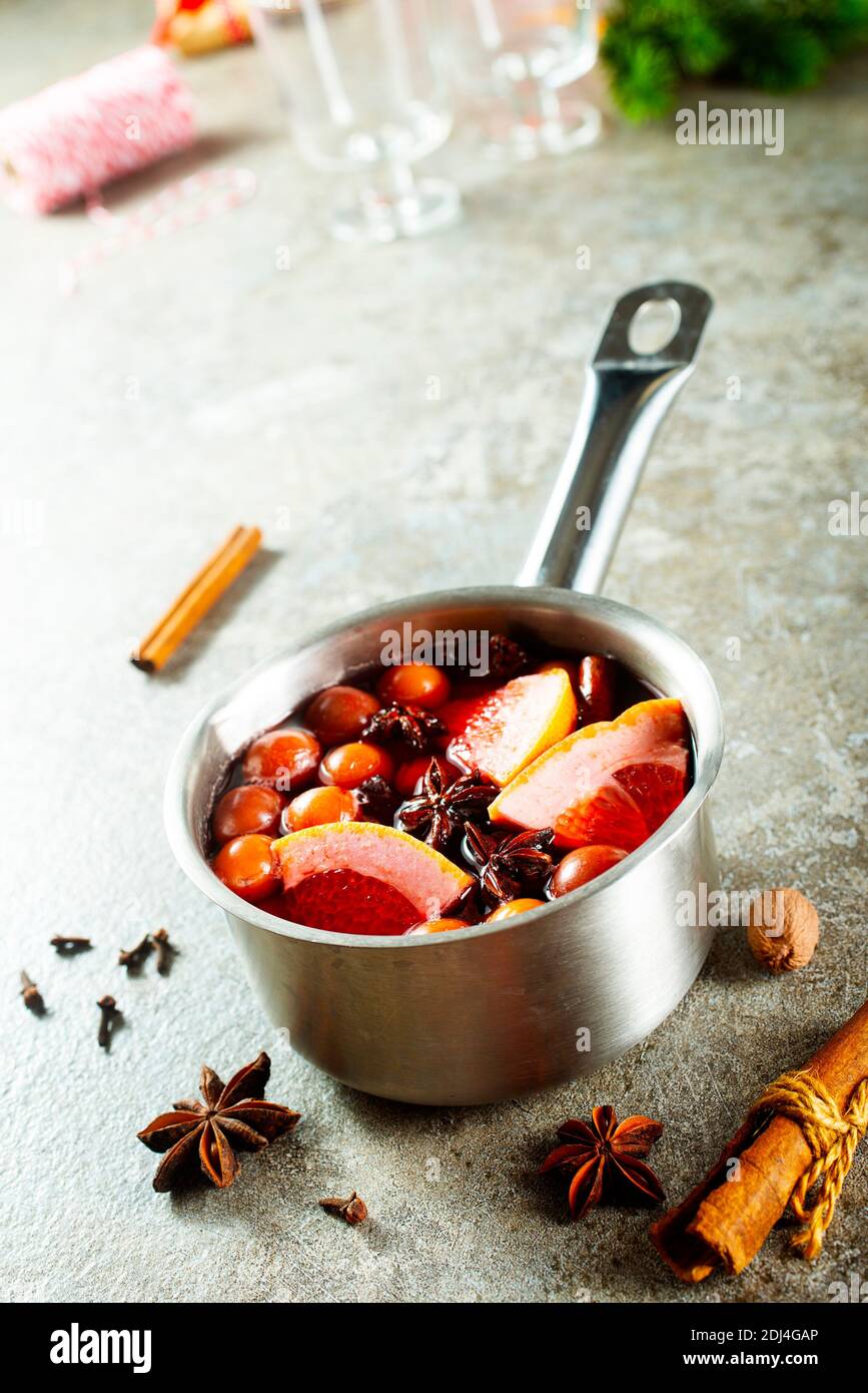 mulled wine with berries and aroma spice Stock Photo - Alamy