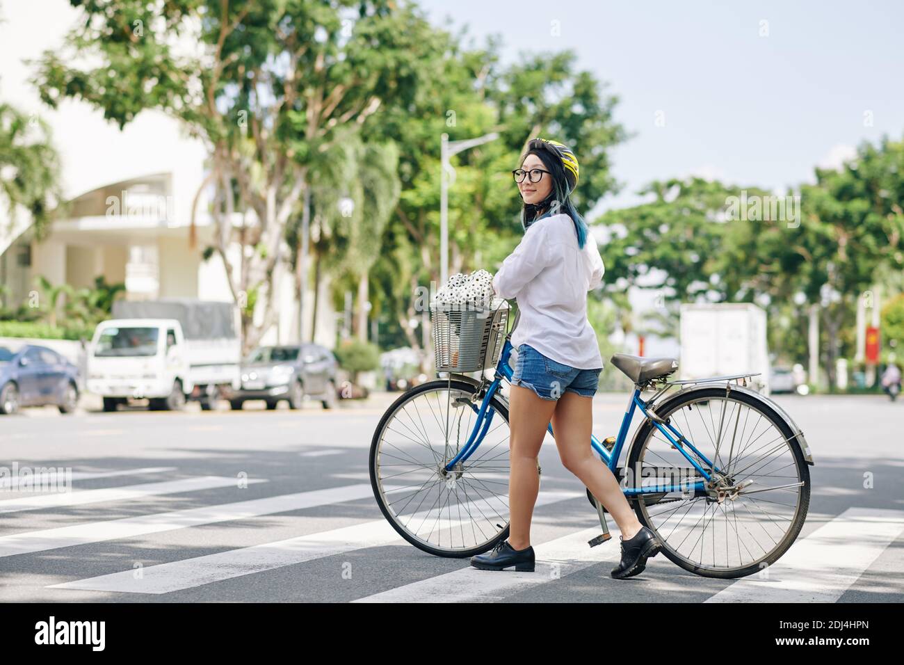 Candid city life hi-res stock photography and images - Alamy
