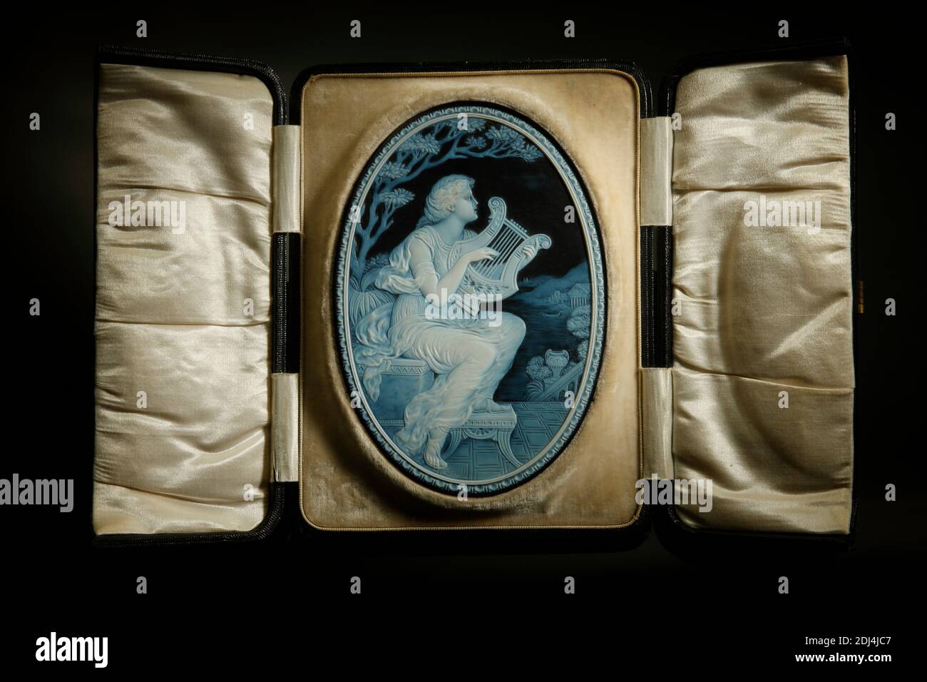 Cameo glass british museum hi-res stock photography and images - Alamy