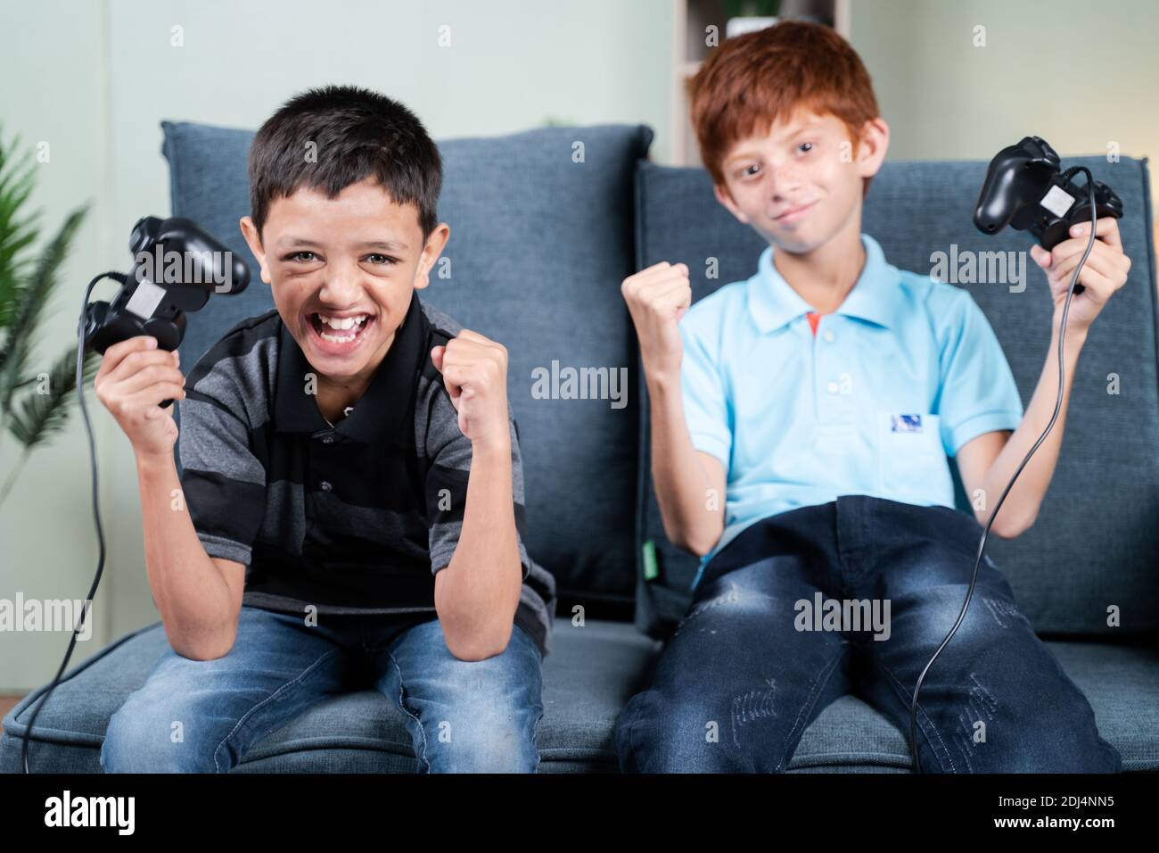 Kids cheering hi-res stock photography and images - Alamy