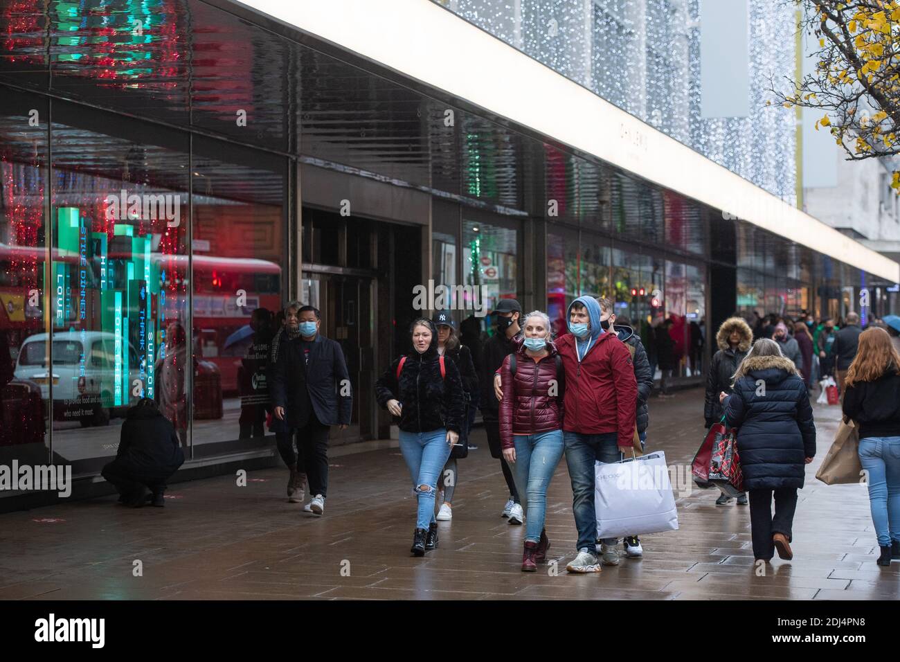 Shoppers on Oxford Street, in central London Stock Photo - Alamy