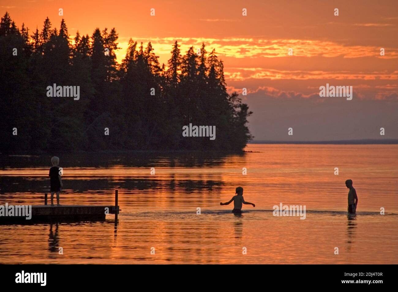 Skandinavien, Schweden, badende Kinder im Sonnenuntergang am See, V ...