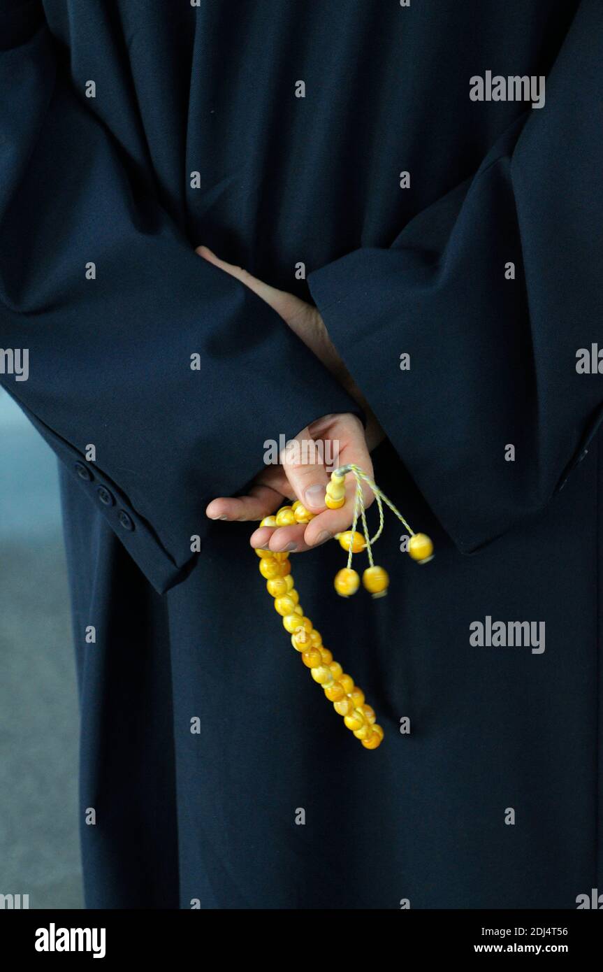 Muslim priest's hands counting the prayer beads Stock Photo - Alamy