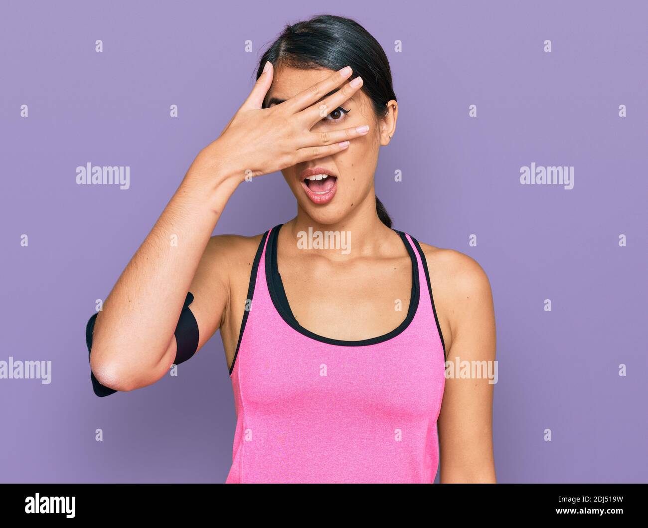 Beautiful asian young sport woman wearing sportswear and arm band ...