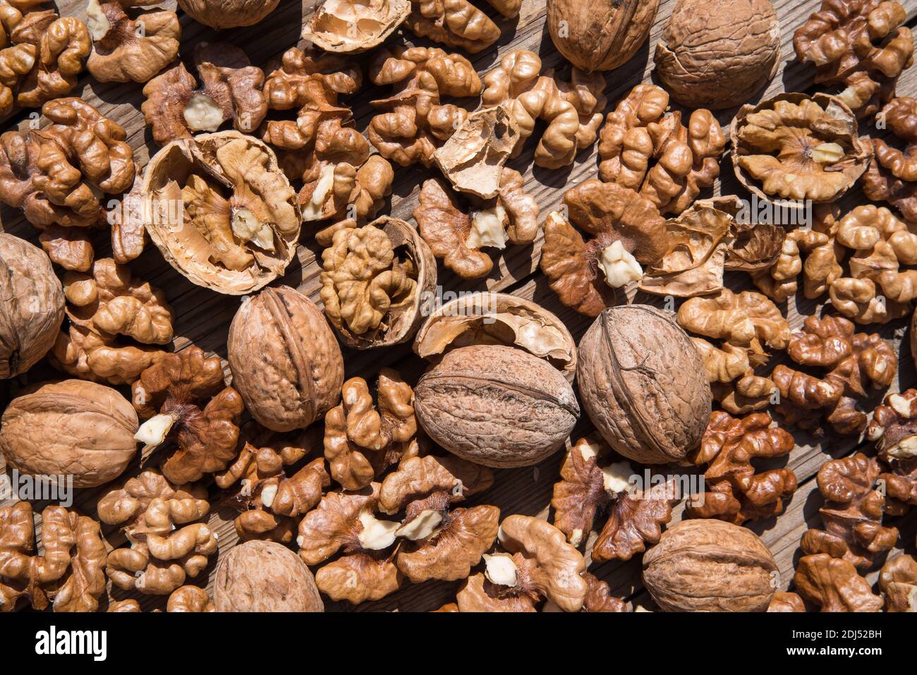 Nuts walnut kernels whole hi-res stock photography and images - Alamy