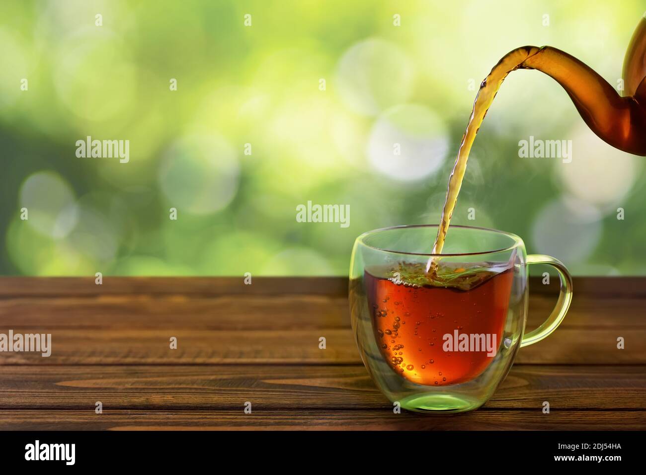 tea pouring from teapot into cup Stock Photo - Alamy