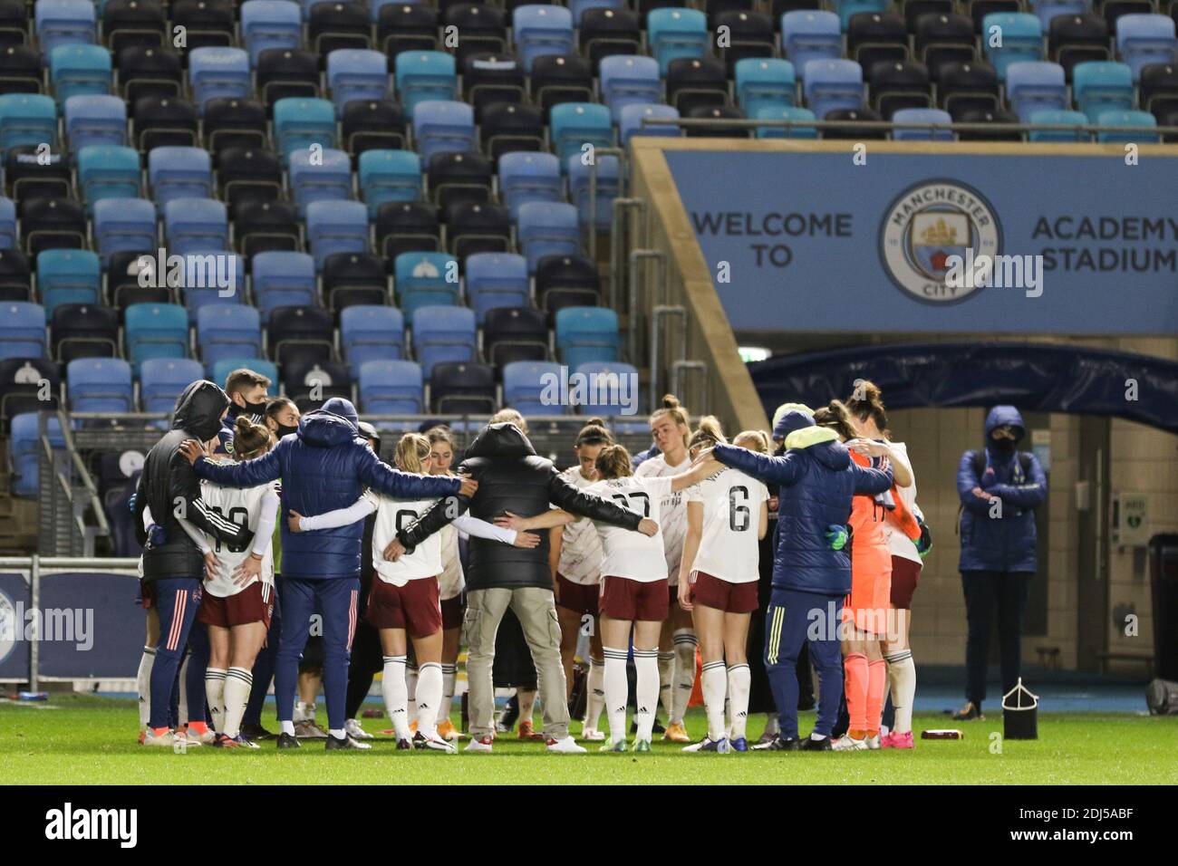 Teamhuddle hi-res stock photography and images - Alamy