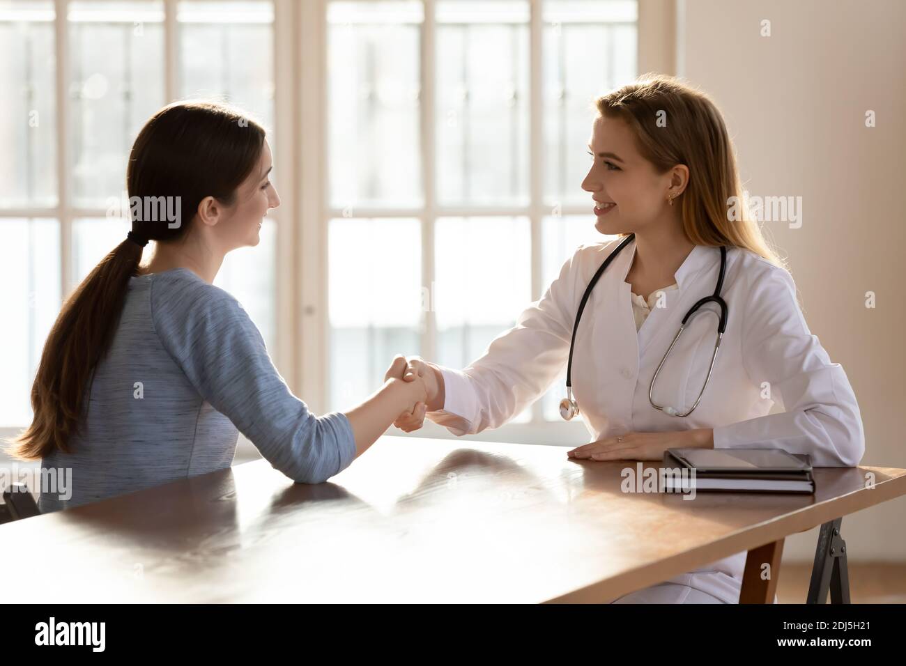 Doctor handshake hi-res stock photography and images - Alamy