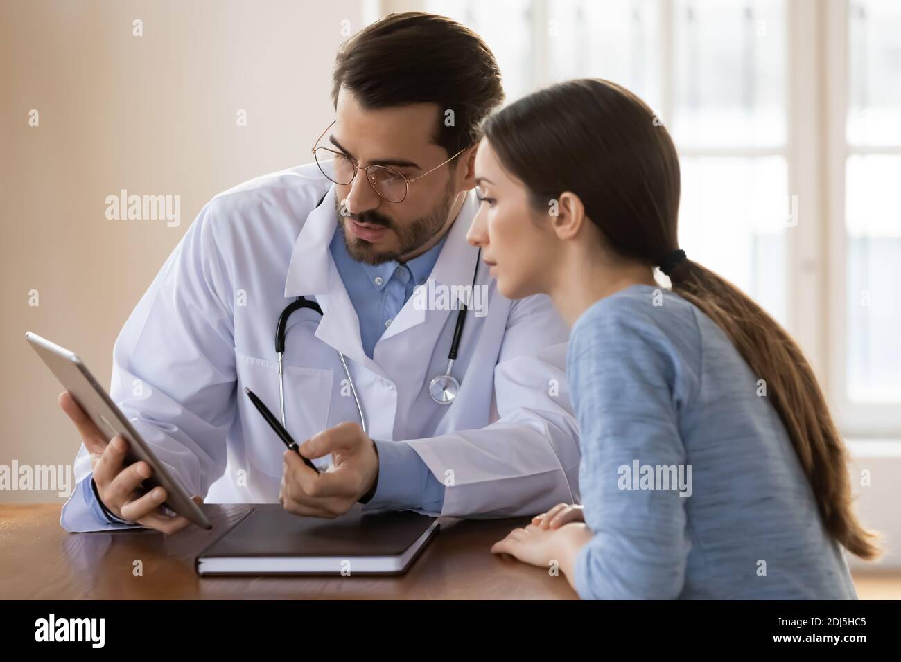 Doctor explain hi-res stock photography and images - Alamy