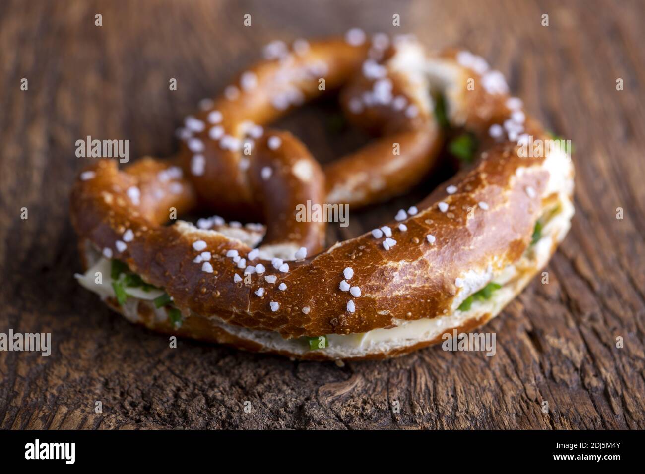 Bayerische brezel mit butter auf holz hi-res stock photography and ...