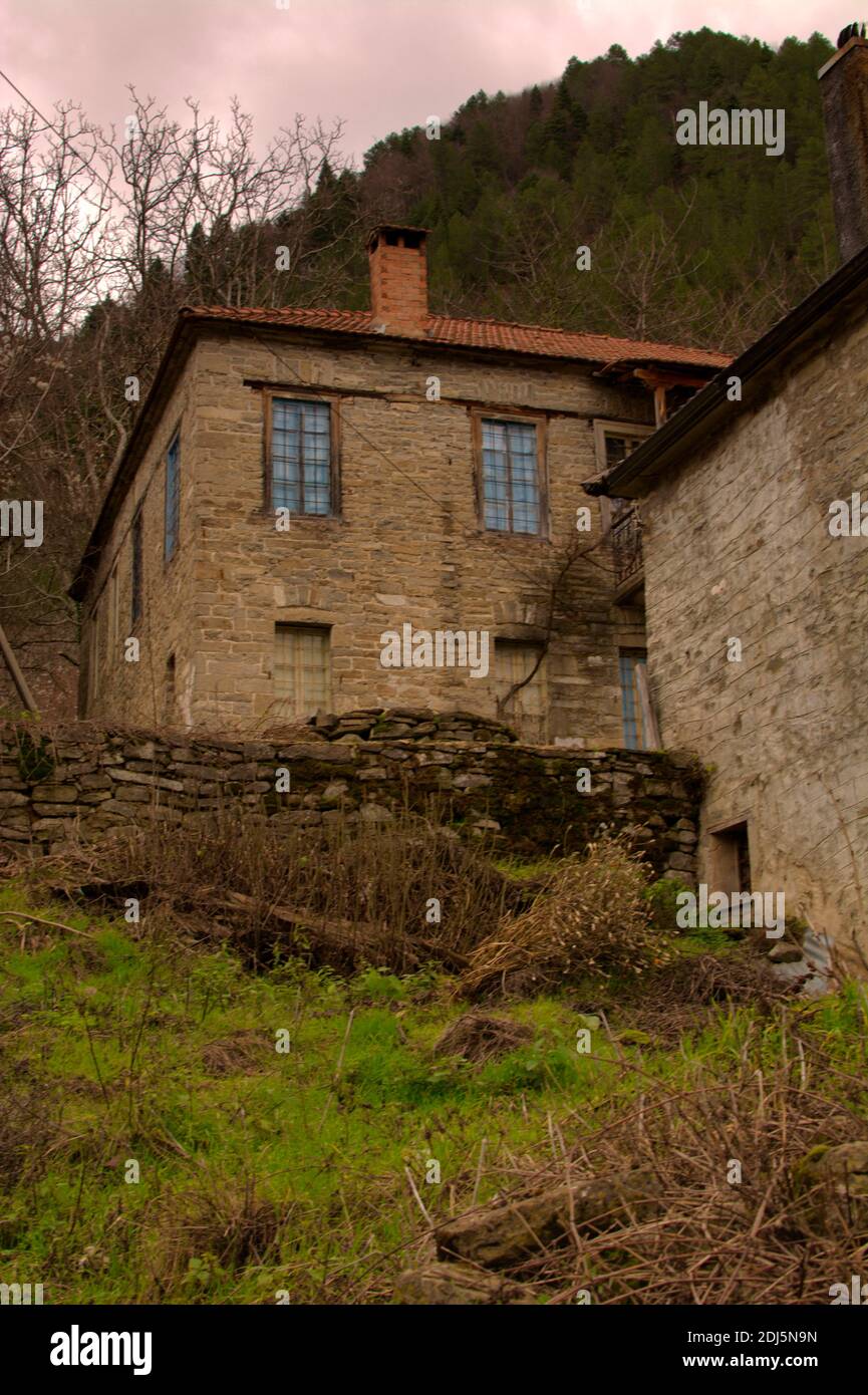 old house in Kastaniani ioannina Stock Photo - Alamy