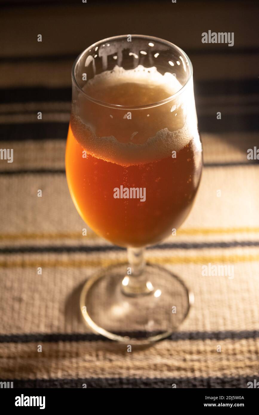 Amber liquid beaker hi-res stock photography and images - Alamy