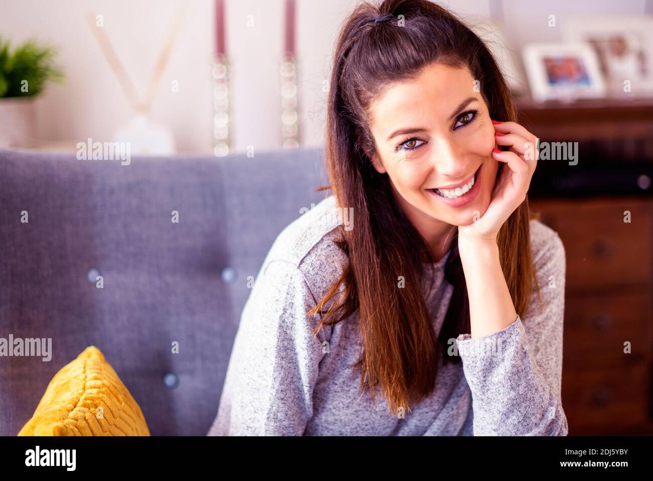 Close-up portrait shot of beautiful woman with toothy smile relaxing in ...