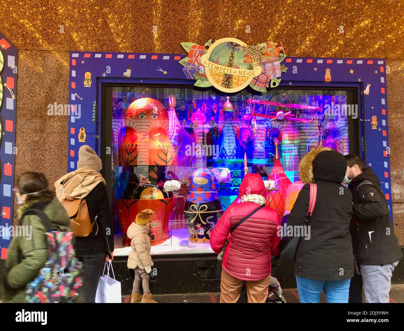 Children looking in store window hi-res stock photography and images ...