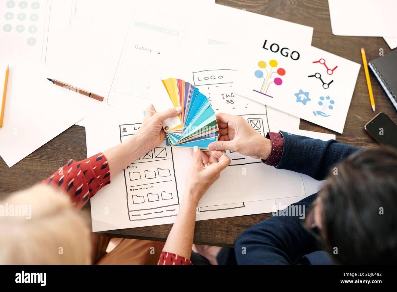 Women choose color hi-res stock photography and images - Alamy