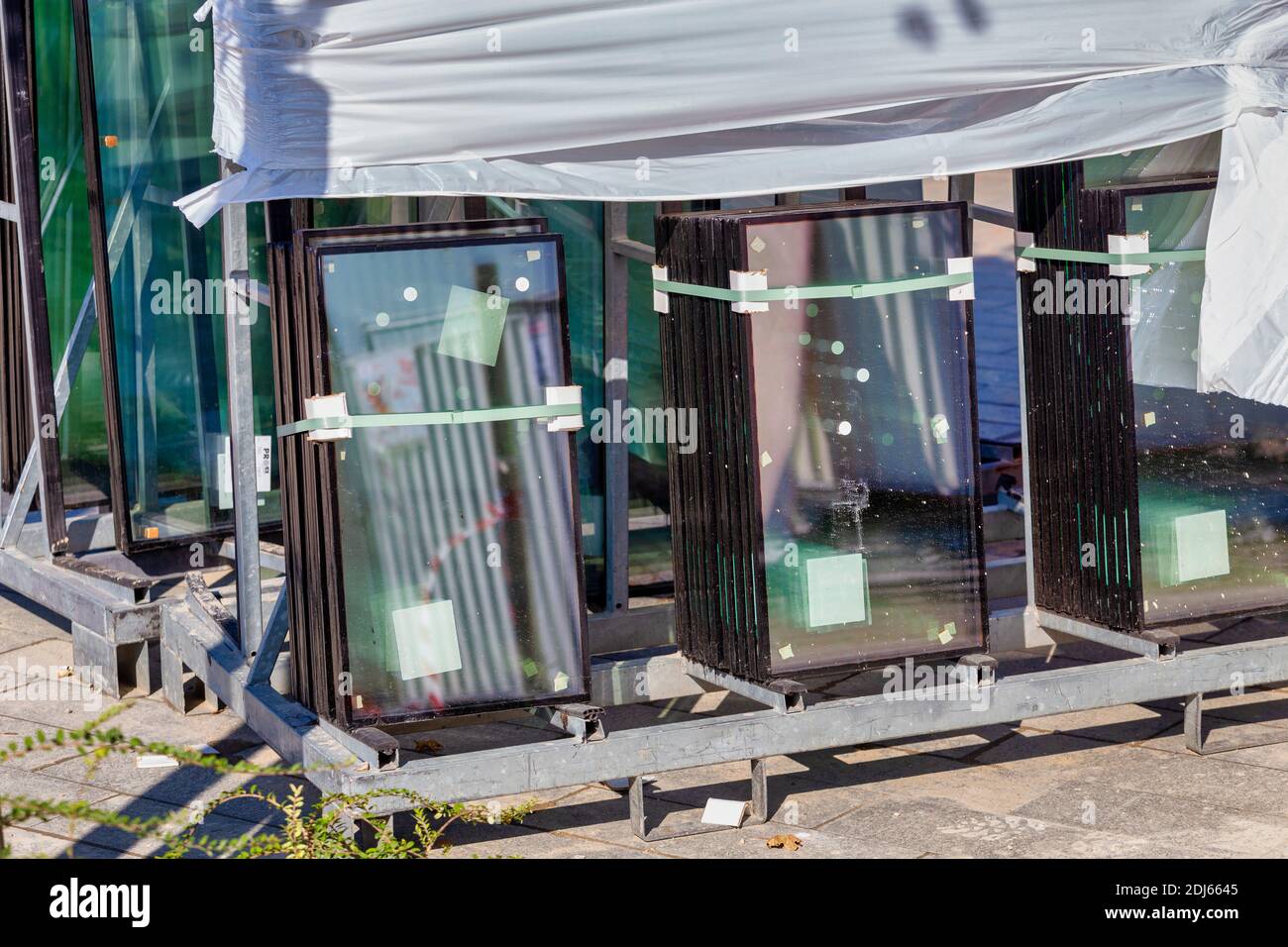Replacement stand hi-res stock photography and images - Alamy