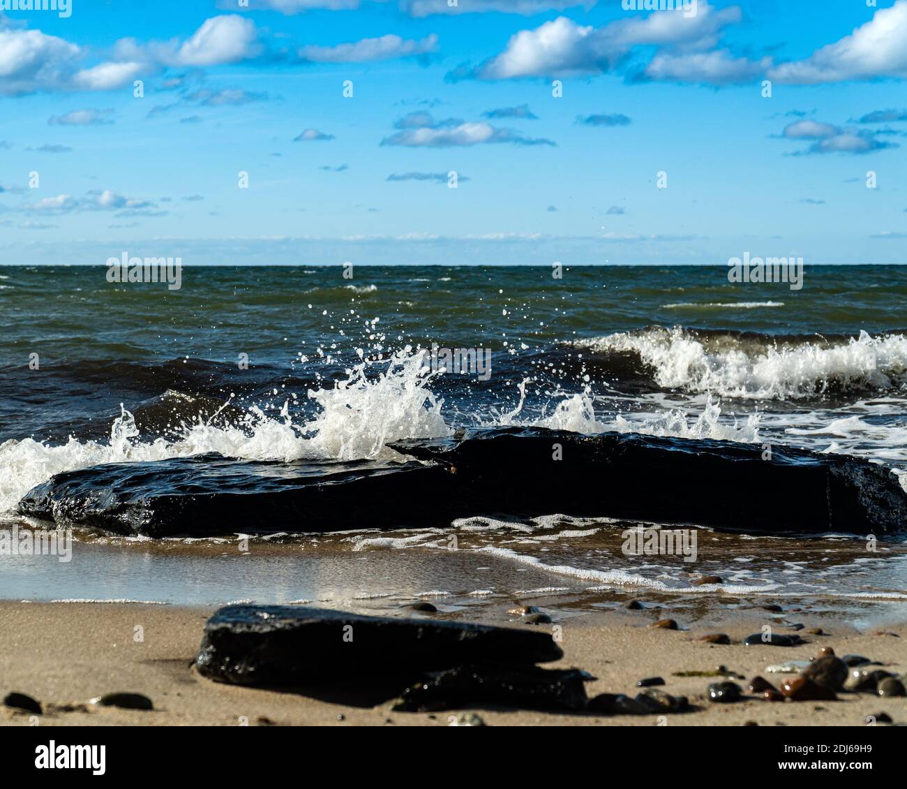 Splashing against rock hi-res stock photography and images - Alamy