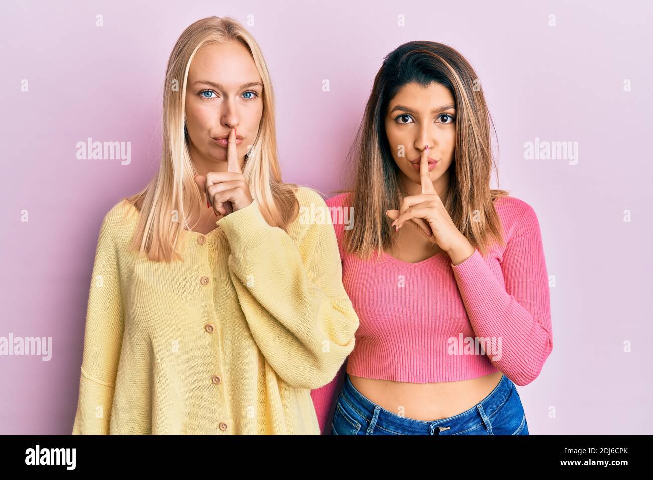 Two women secret middle east hi-res stock photography and images - Alamy