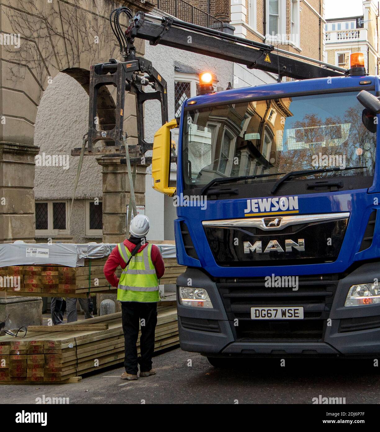 Lorry mounted crane hi-res stock photography and images - Alamy
