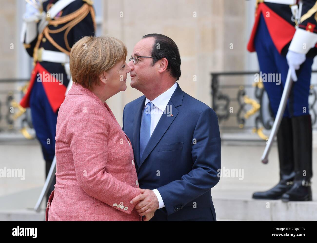 French President Francois Hollande welcomes German Chancellor Angela ...